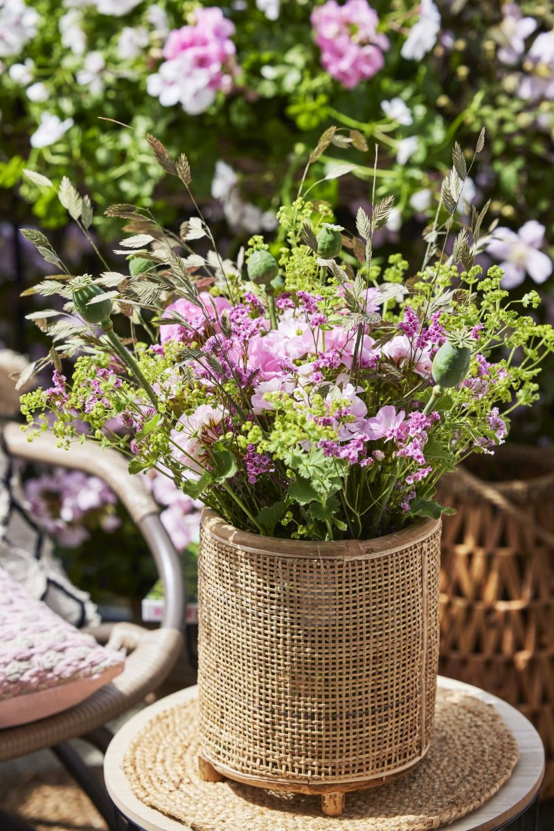 Easy styling with cut geraniums - Home & Giftware Magazine