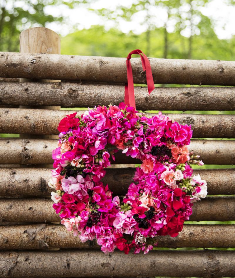 Easy styling with cut geraniums - Home & Giftware Magazine